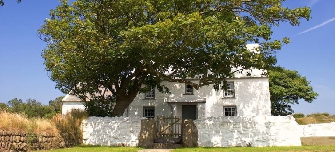 Win a stay for 6 at Griff Rhys Jones’ award-winning cottage in Wales ...